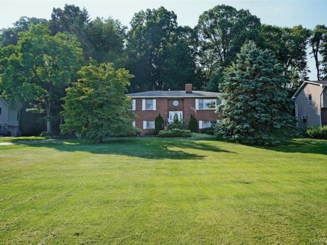 16 Four Winds Dr, Poughkeepsie, NY 12603