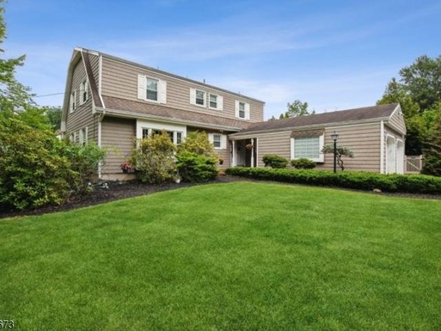 16 Glenwood Way, West Caldwell, NJ 07006