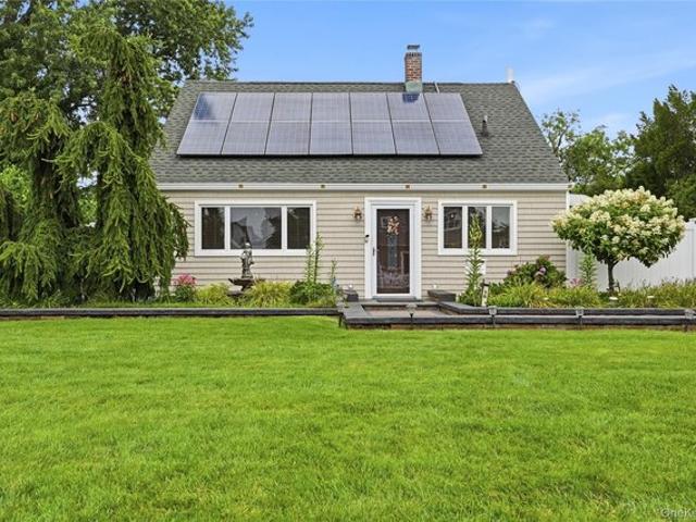 16 Harrow Ln, Levittown, NY 11756