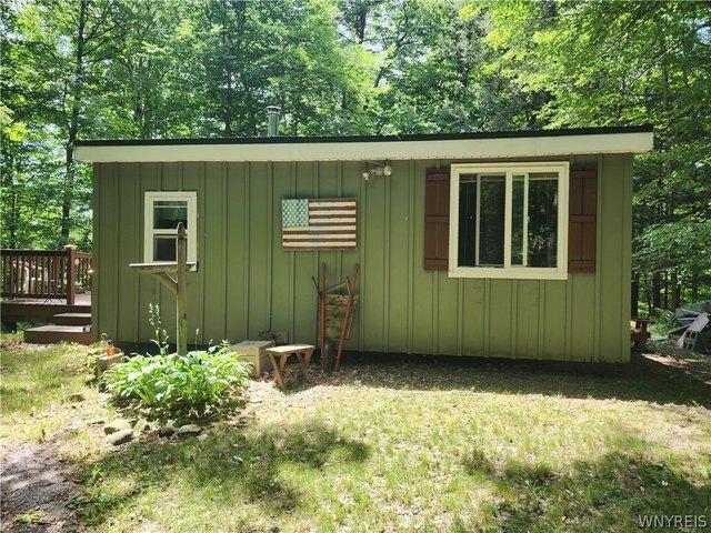 16 Hemlock Rd, Varysburg, NY 14167