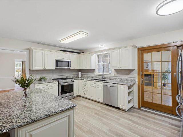 16 Hearthside Drive