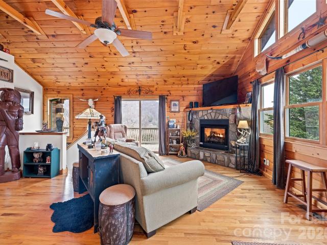 16 Hiawatha Drive