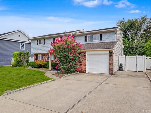 16 Hunt Pl, Bethpage, NY 11714