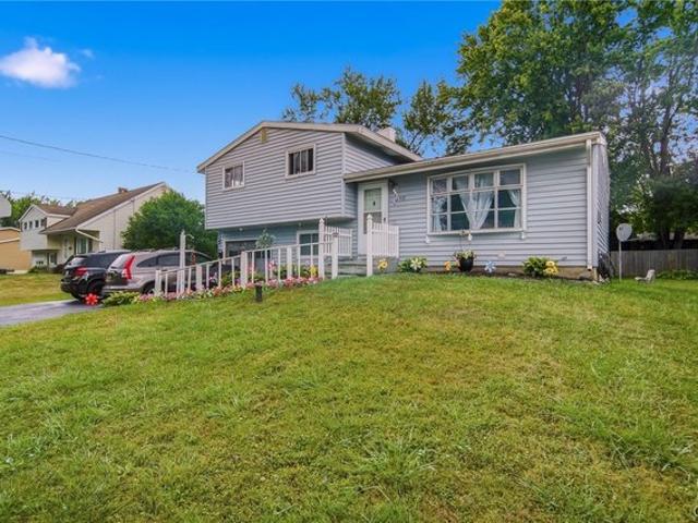 16 Huckleberry Ln, Liverpool, NY 13090