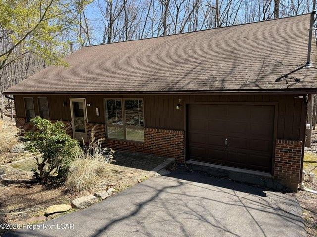 16 Iroquois Cir, Hazleton, PA 18202
