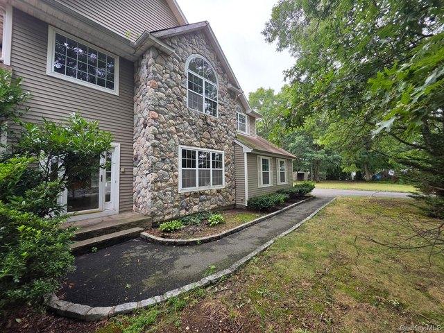 16 Jacobsen Ct, Medford, NY 11763