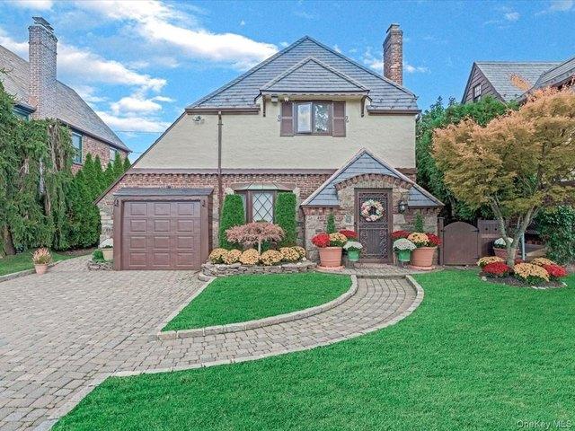 16 Kenilworth Rd, Mineola, NY 11501