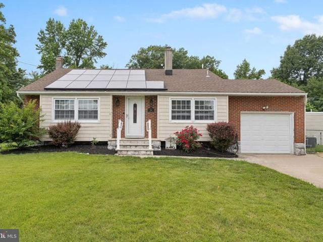 16 Landon Dr, Bordentown, NJ 08505