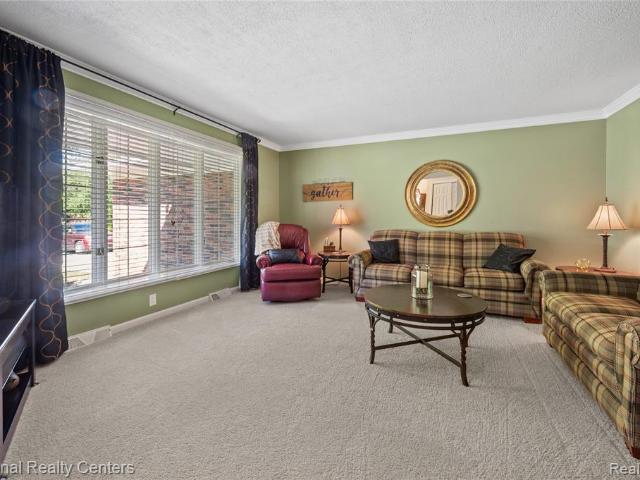 16 Lakeridge Drive