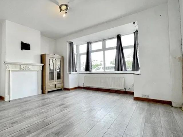 16 Levine Gardens, London, IG11 0UH, United Kingdom | 2 bed townhouse for rent #166367556 | Rentberry