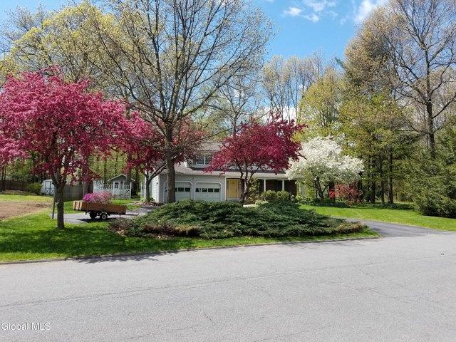 16 Lincoln Ave, Clifton Park, NY 12065