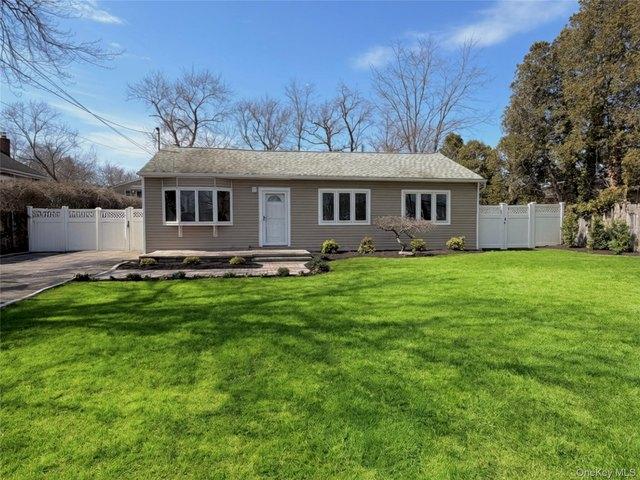 16 Lincoln Dr, Oakdale, NY 11769