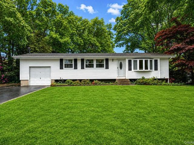 16 Lodge Ln, East Setauket, NY 11733