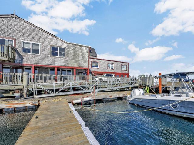 16 MacMillan Pier