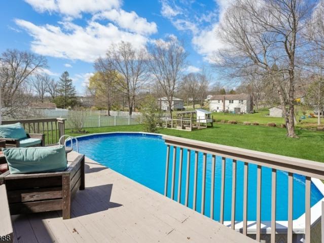 16 Meadow Ln