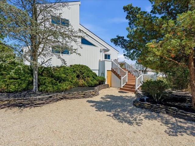 16 Meadow Ln, Westhampton Beach, NY 11978