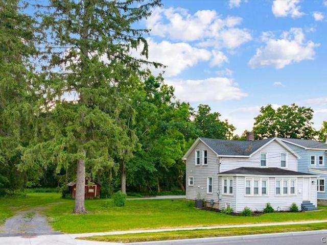 16 Meadow St, Clinton, NY 13323