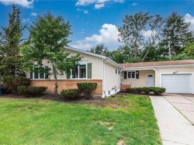 16 Newgate Rd, Amherst, NY 14226