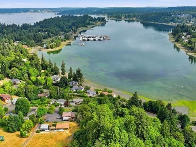 16 NW Cartier Dr, Bremerton, WA 98312