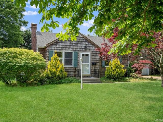 16 Ocean Ave, East Patchogue, NY 11772