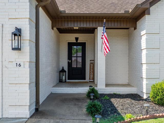 16 Oak Tree Circle