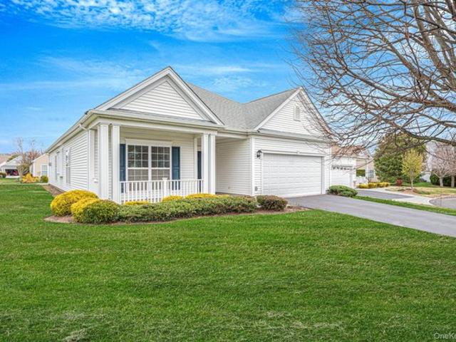 16 Oakhurst Ct, Mount Sinai, NY 11766