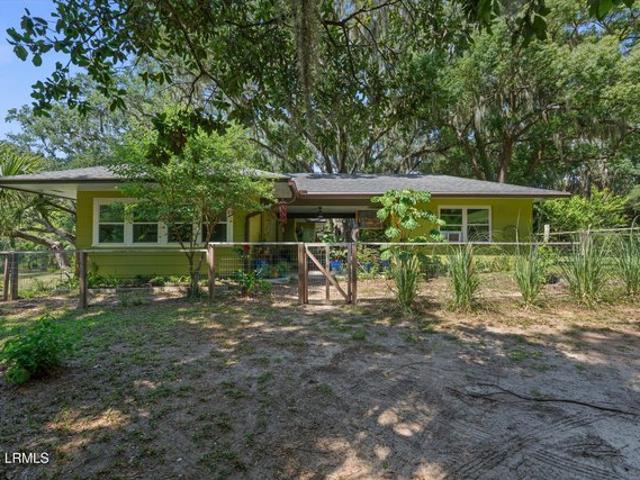 16 Oakland Dr, Saint Helena Island, SC 29920