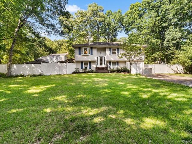 16 Obermueller Dr, Melville, NY 11747