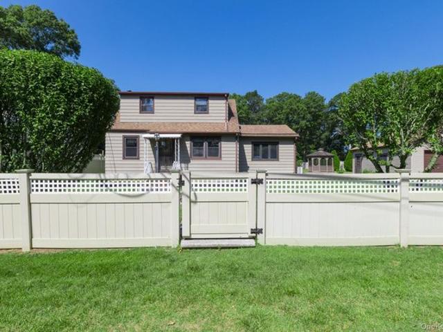 16 Ormond Pl, Shirley, NY 11967
