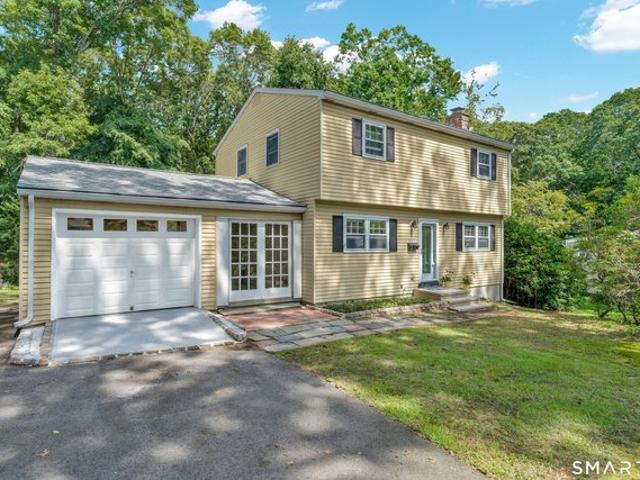 16 Overlook Dr, Waterford, CT 06385
