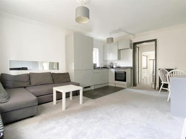 16 Palmeira Square, Hove BN3 1 bed flat to rent £1,195 pcm £276 pw