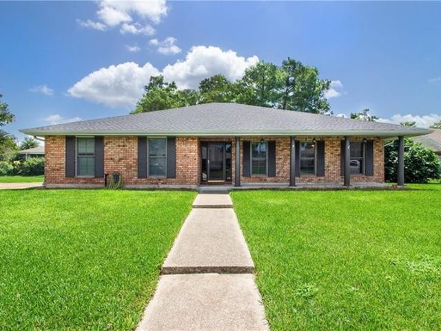 16 Parlange Dr, Destrehan, LA 70047