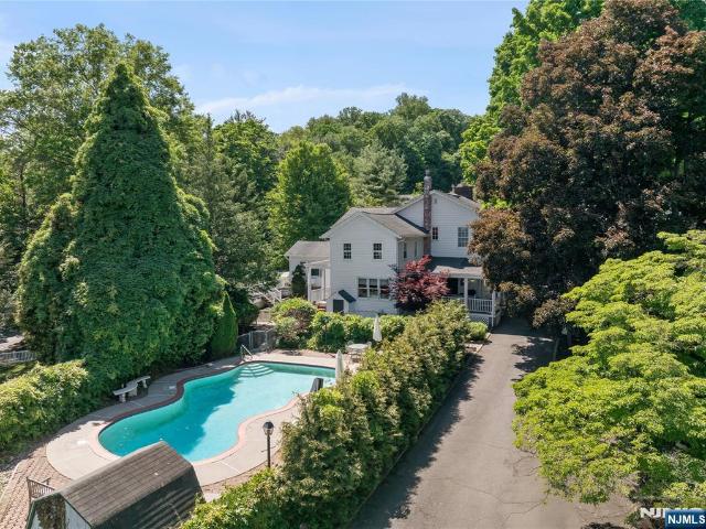16 Pascack Road