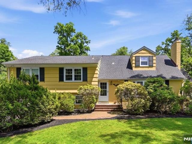 16 Pinecrest Dr, Woodcliff Lake, NJ 07677