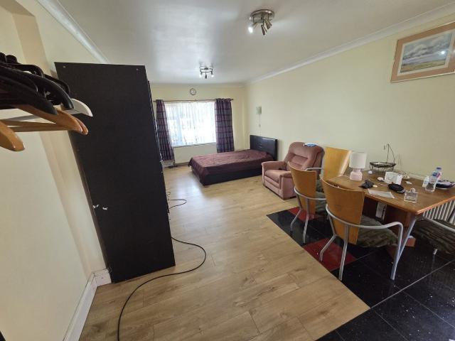 16 Pinglestone Close, Harmondsworth UB7, 1 bed flat to rent, £1,100 pcm | PrimeLocation