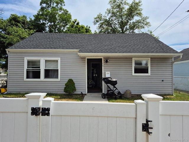 16 Pilot St, Hempstead, NY 11550