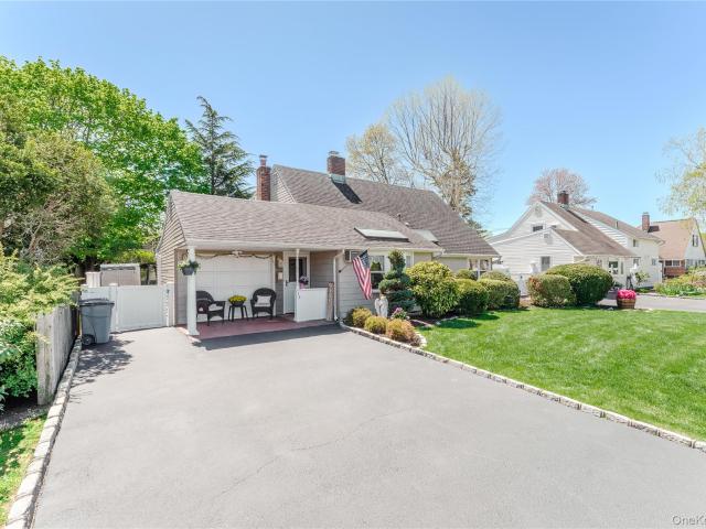 16 Rainbow Ln, Levittown, NY 11756 | MLS #992728 | Compass