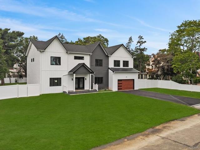 16 S Montgomery Ave, Bay Shore, NY 11706