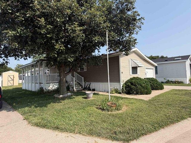 16 Sara Dr, Hastings, NE 68901