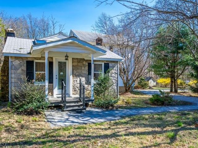 16 Skytop Rd, Lebanon, NJ 07853