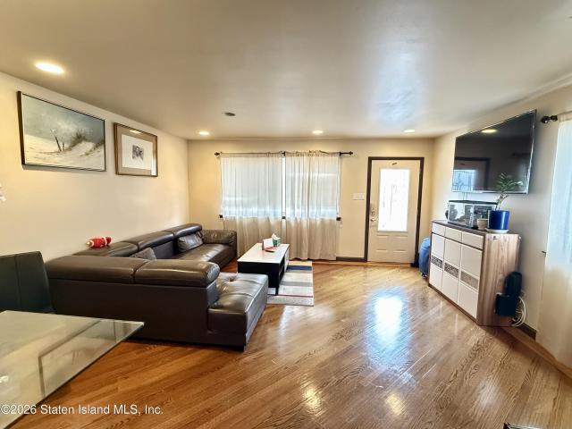 16 Shale Street | Compass