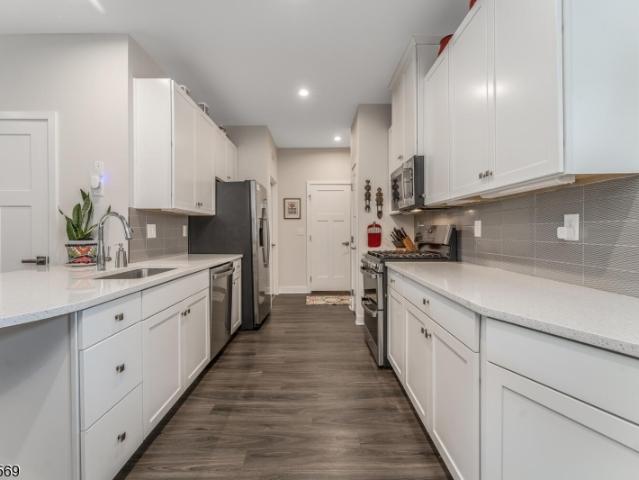 16 Sparrowhawk St