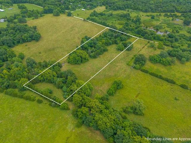 16 State Highway 32, Stockton, MO 65785
