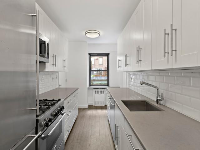 16 SUTTON Place 2B