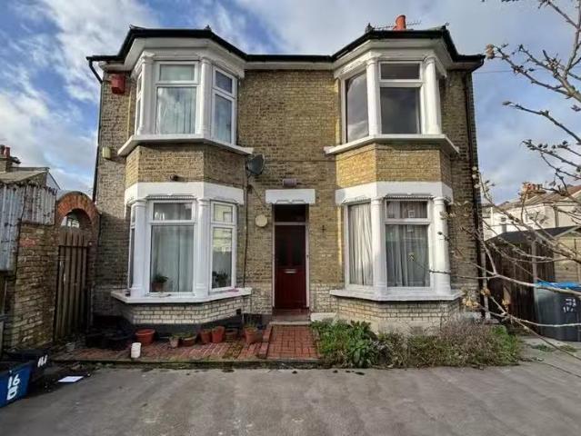 16A Alpha Road, Croydon, Surrey, CR0 6TH 2 bed semi detached h.