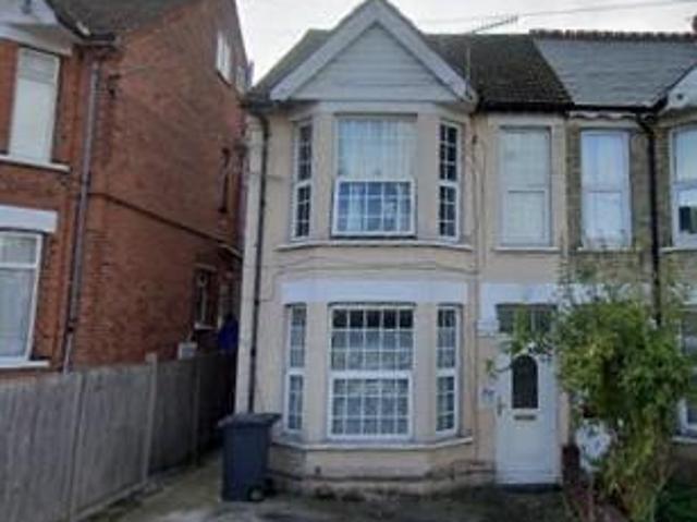 16a Benjamin Road, High Wycombe, HP13 1 bed apartment to rent £1,050 pcm £242 pw