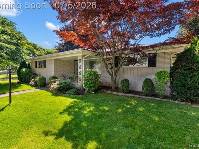 17048 Harbor Hill Dr, Clinton Township, MI 48035