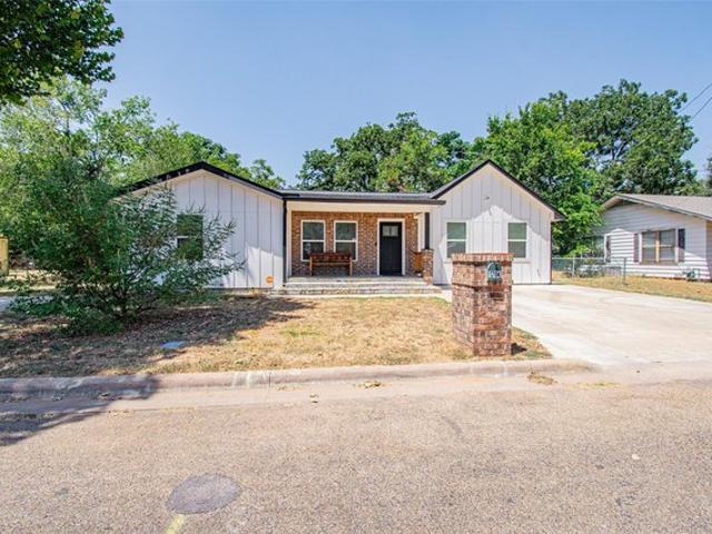 1704 N Hoover Ave, Cameron, TX 76520