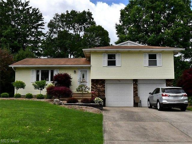 1704 Oak St, Girard, OH 44420