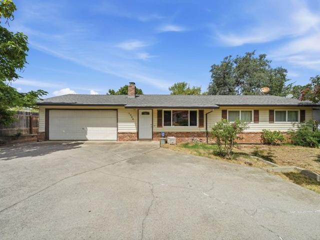 1704 Burksgarden St, Redding, CA 96002